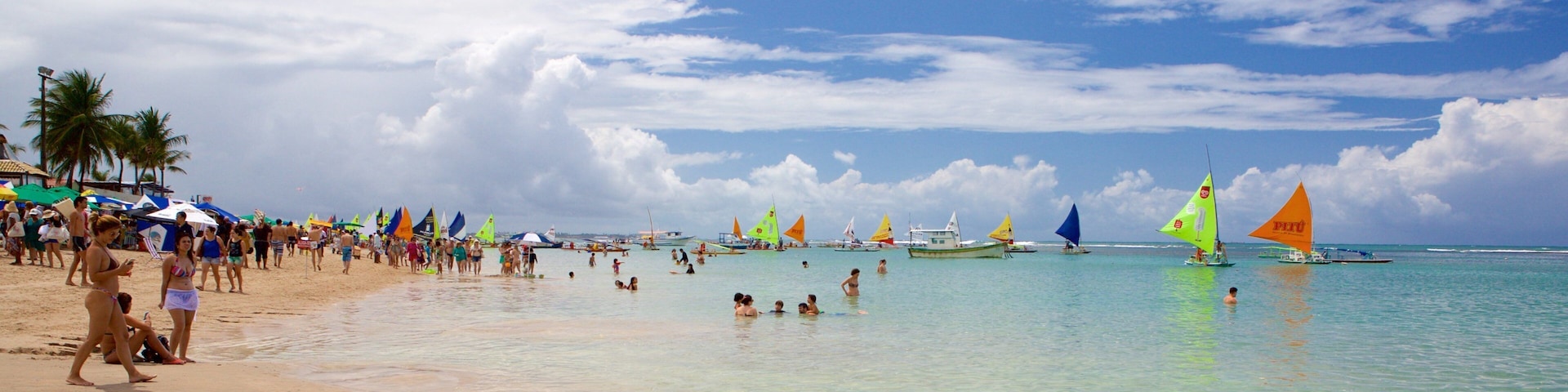 Porto de Galinhas que inclui vela, paisagens litorâneas e uma praia de areia