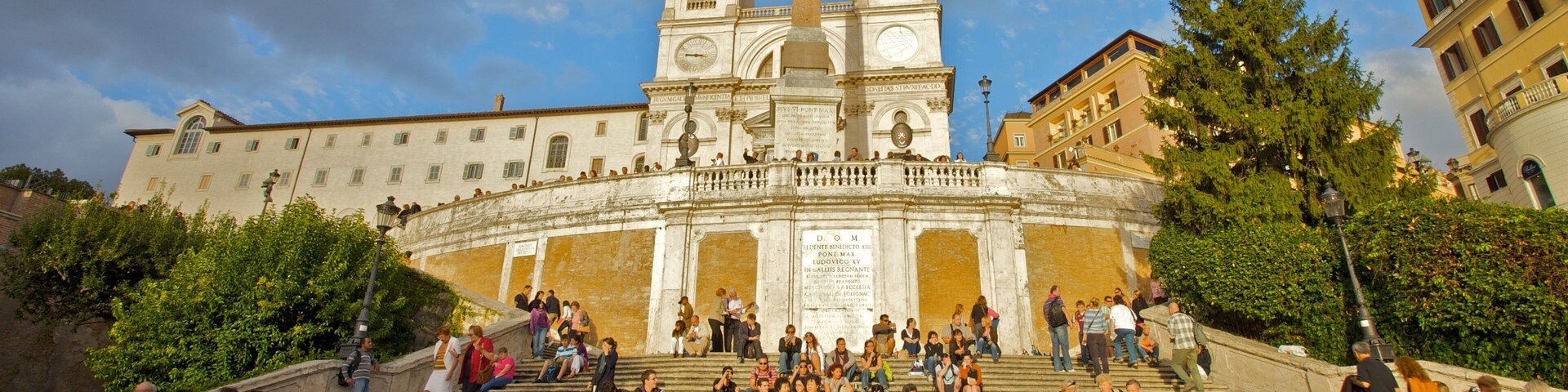 Escadaria de Espanha mostrando uma cidade, aspectos religiosos e um pequeno castelo ou palácio