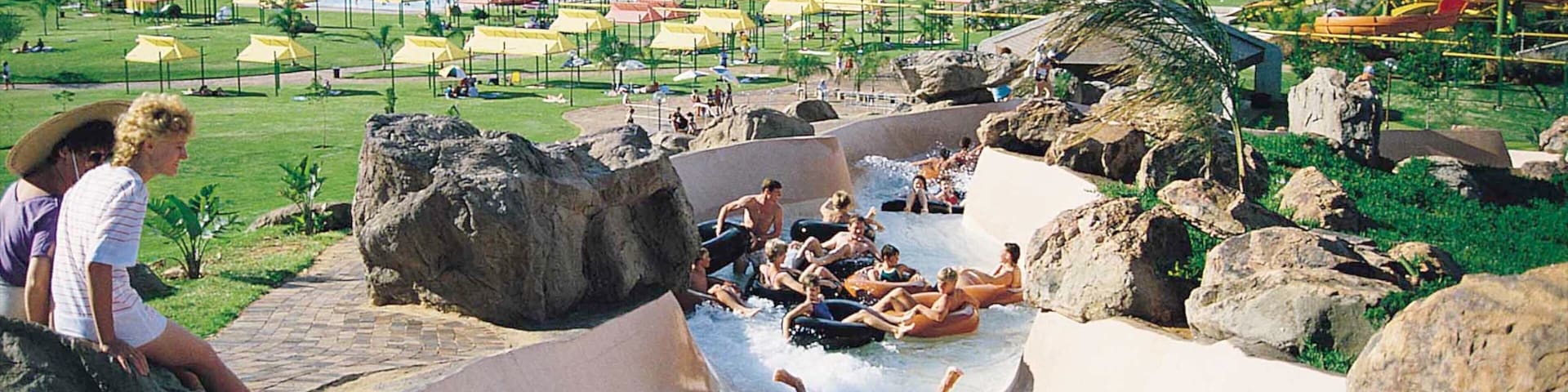 Bela-Bela que inclui um parque aquático e passeios assim como um grande grupo de pessoas