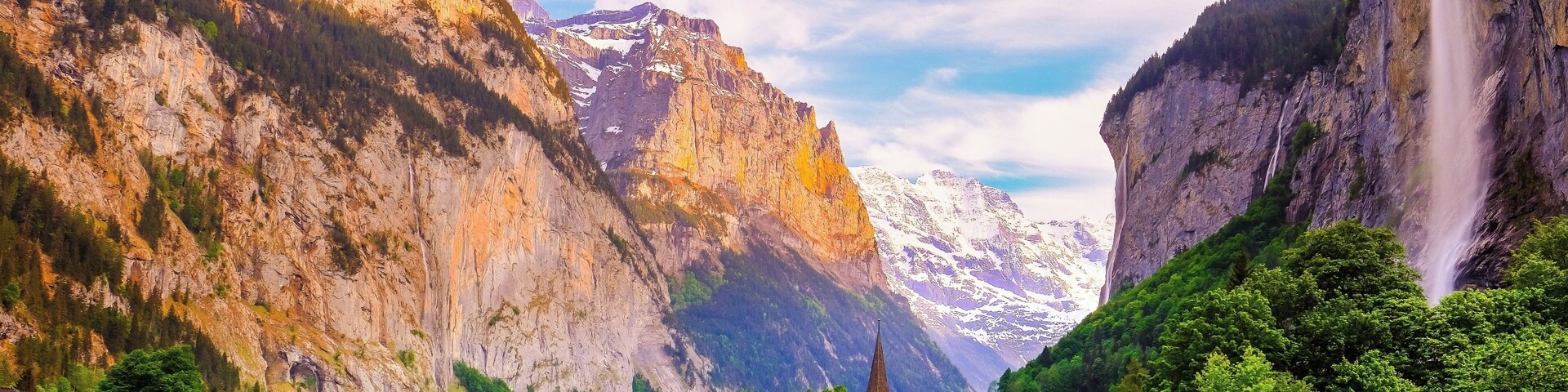 The Lauterbrunnen valley is stunning and a must see when in Switzerland. Fun fact: Tolkien actually travelled through the Lauterbrunnen valley in 1911 and it might have been one of his inspirations for Middle Earth.
This exact viewpoint is just about a 5 minute walk from the Lauterbrunnen train station. Just follow the main road and then take a left to go slightly down the hill.
