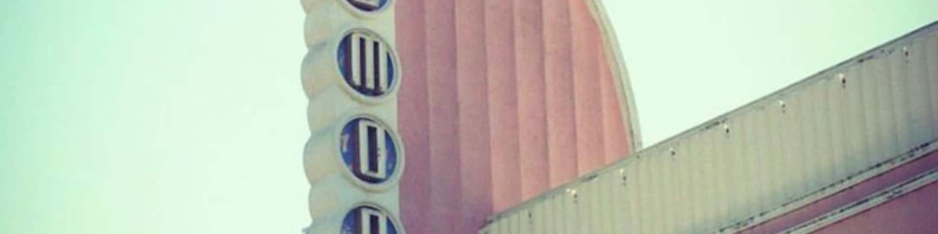Um edifício com uma placa grande e curva que diz "FRED".