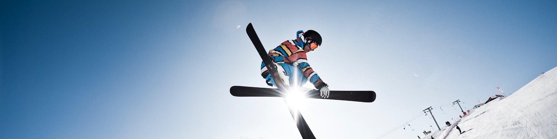 Galtur mostrando neve e esqui na neve assim como um homem sozinho