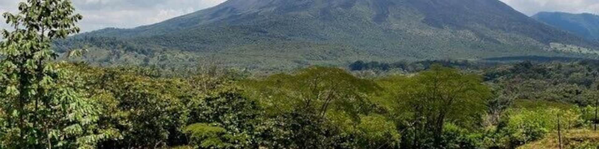Is this the most perfect shaped volcano in the world? 😎 #costaricaphoto #Arenalvolcano #naturelovers #thetwohobos #travel #ig_costarica #wonderful_places #nature #travelingtheworld #adventure #explore #ig_nature #travelphotography