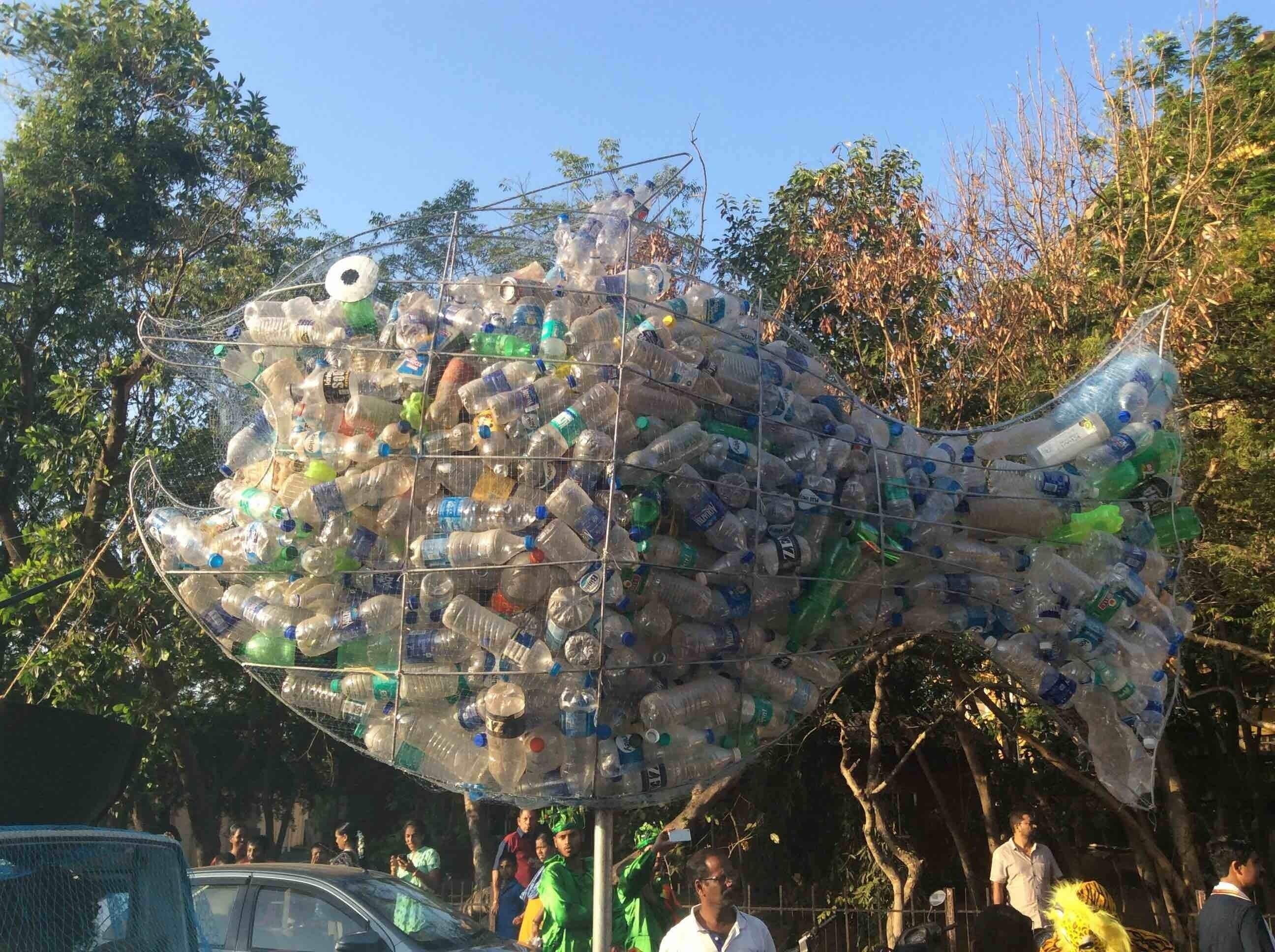 Uma grande escultura feita de garrafas plásticas recicladas.