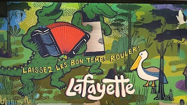 Uma ilustração colorida de um crocodilo, um pelicano e um livro com o texto 'Laissez les bon temps rouler!' e 'La Fayette'.