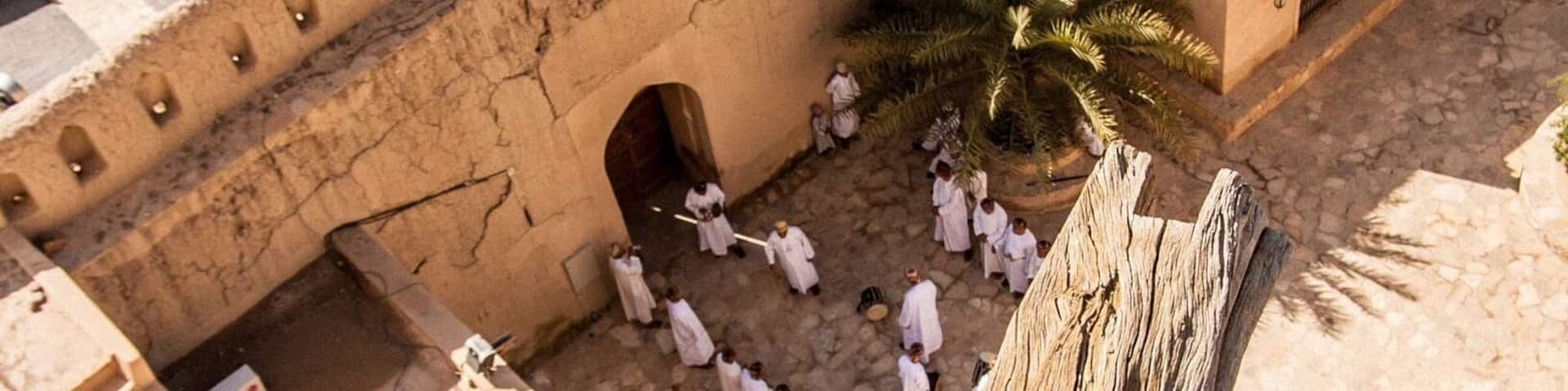 #Traditional scenes from the top of the walls of #Nizwa Fort in #Oman 🇴🇲. It’s one of the more interesting of the country’s 500 forts, castles and towers.
#LifeAtExpedia