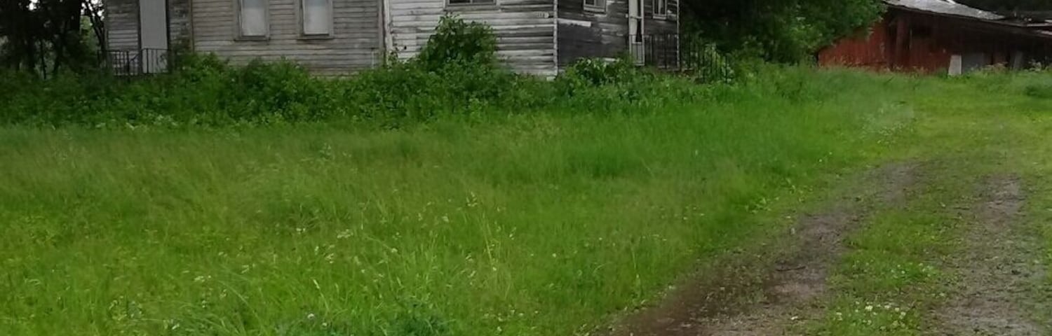 This little house is not as abandoned as one would assume. We lurked and took pictures until the owner, who owned the only other house in sight, found us. Pin not right.