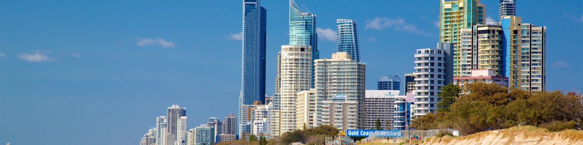 Main Beach que inclui paisagens litorâneas, uma praia de areia e uma cidade litorânea