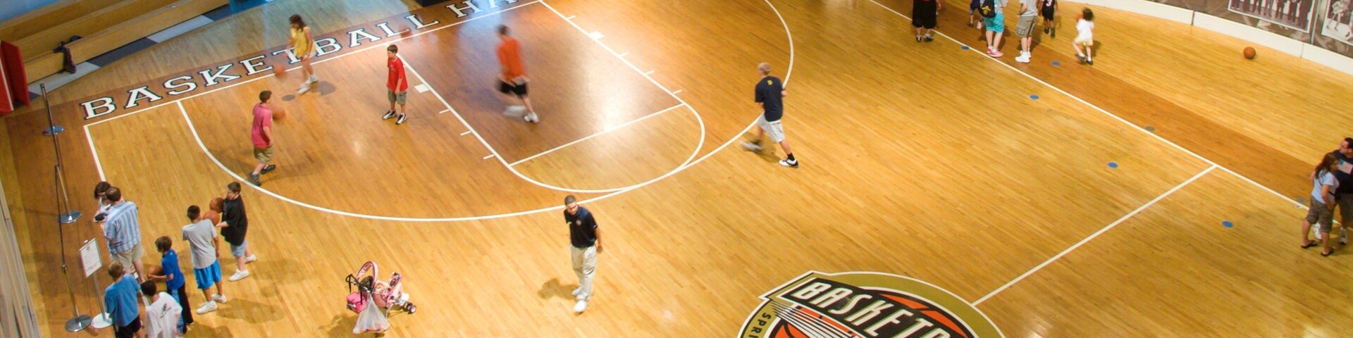 Uma quadra de basquete com a inscrição 'Basketball Hall of Fame' e um grande logotipo.