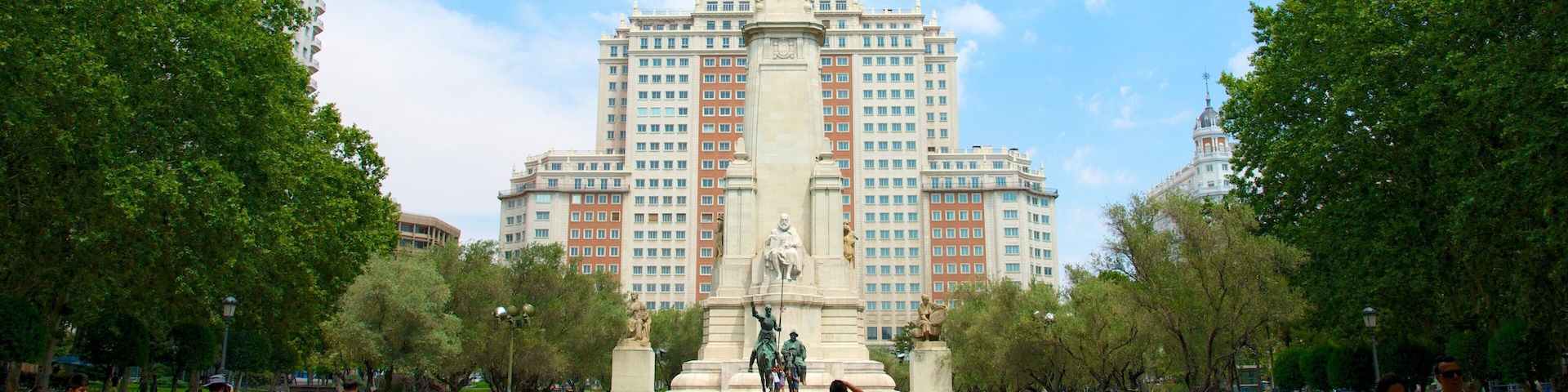 Plaza de España que inclui um monumento, uma praça ou plaza e arte ao ar livre