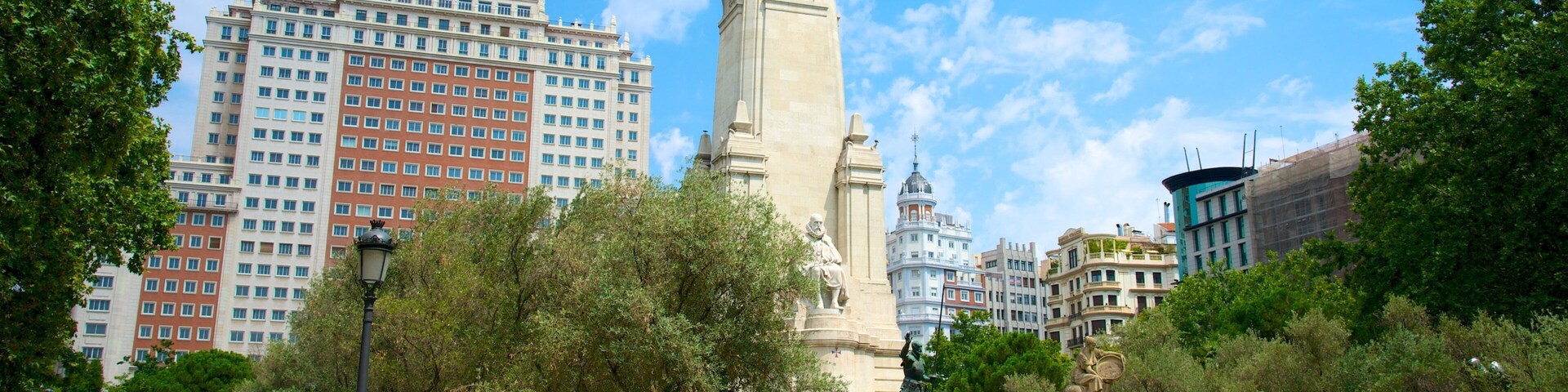 Plaza de España que inclui uma praça ou plaza, uma cidade e arte ao ar livre