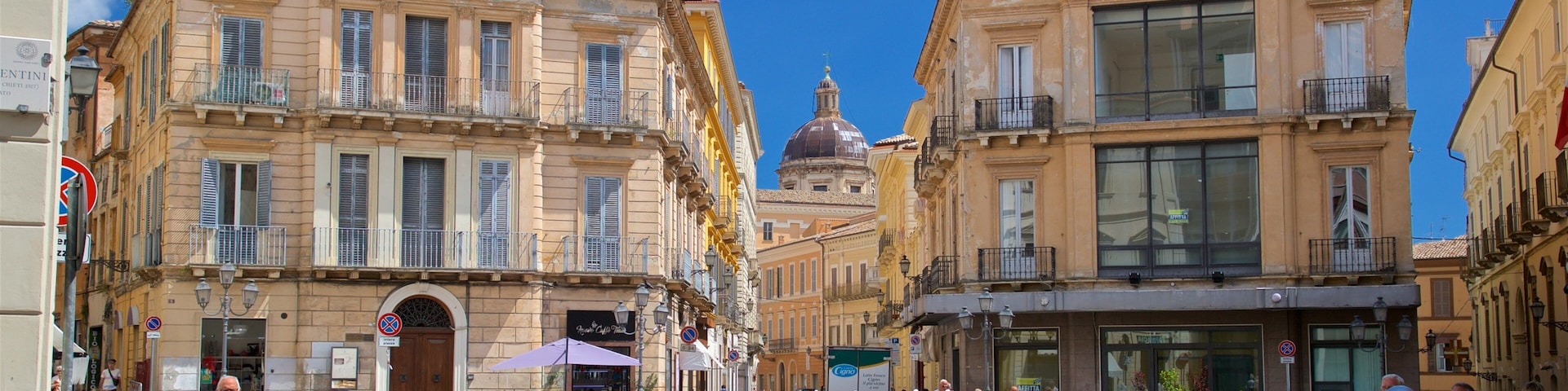 Chieti que inclui uma cidade, uma fonte e cenas de rua