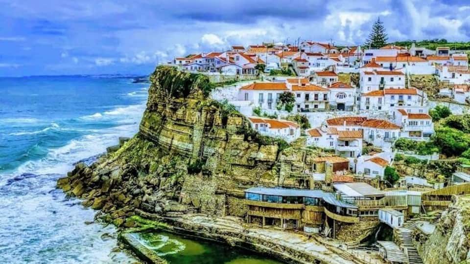 Beautiful mirador from where you can see the entire Azenhas do Mar. We enjoyed a quick snack here on our way to Porto.
#portugal #azenhasdomar #coloredlife #followingthecompass
