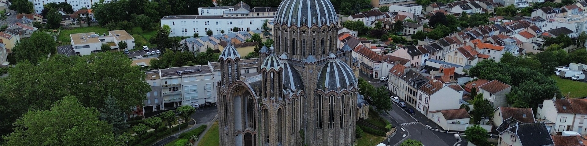 Vista aérea de uma cidade com uma catedral imponente, com várias cúpulas e torres.