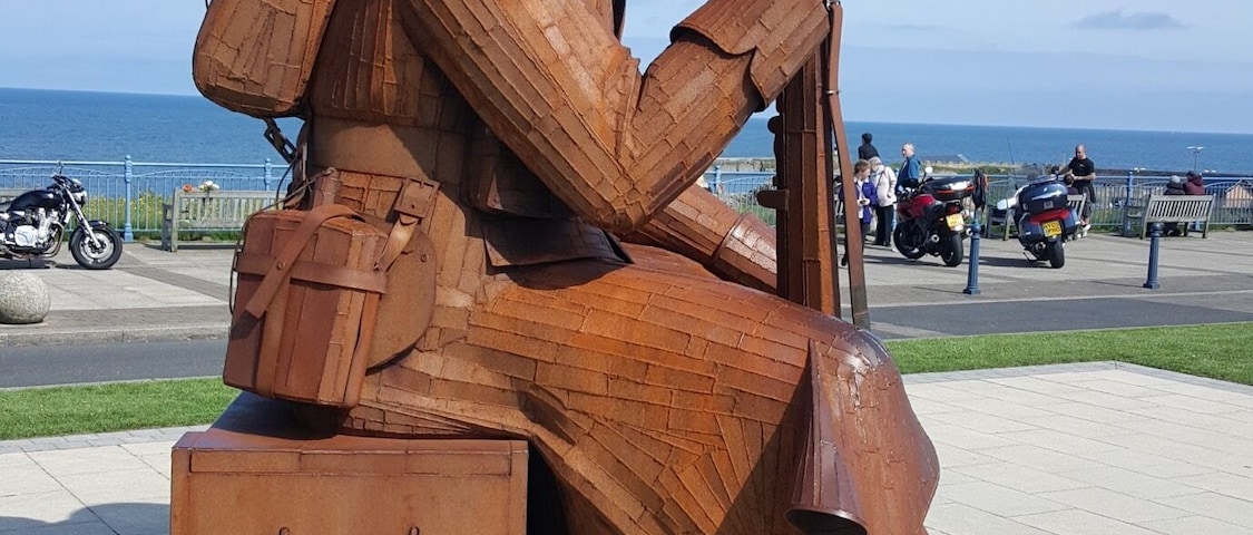Statue by Ray Lonsdale on the Northumberland coast.