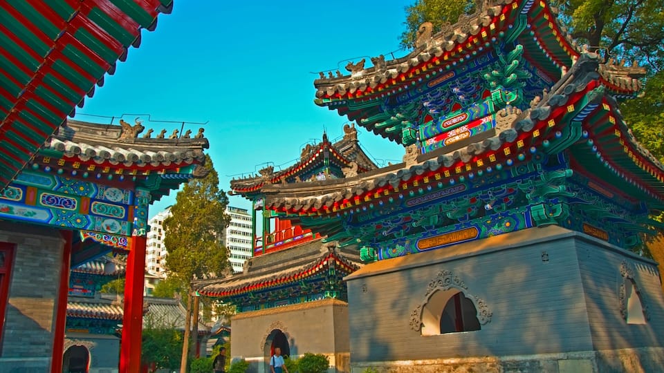 Arquitetura chinesa tradicional com telhados ricamente decorados e detalhes elaborados.