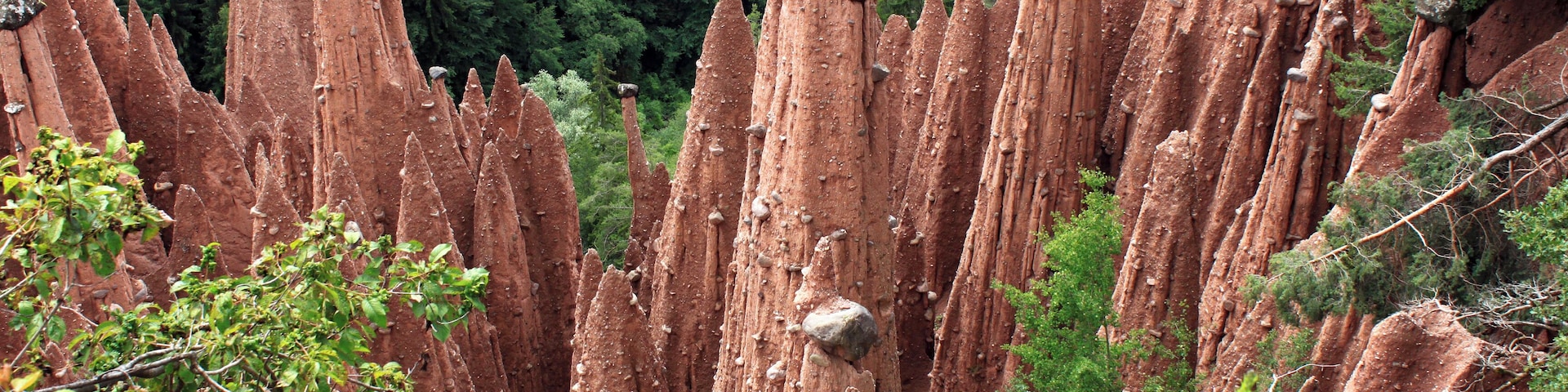 Beeindruckende natürliche Erdpyramiden zwischen Bozen und Oberbozen an den Hängen des Ritten in Südtirol.