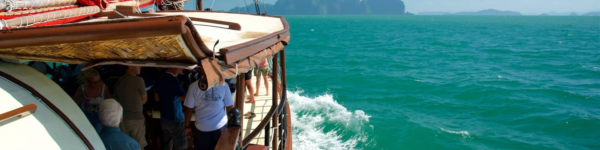 Sul da Tailândia mostrando paisagens litorâneas e canoagem assim como um pequeno grupo de pessoas