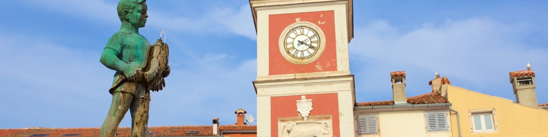 Rovinj showing a statue or sculpture