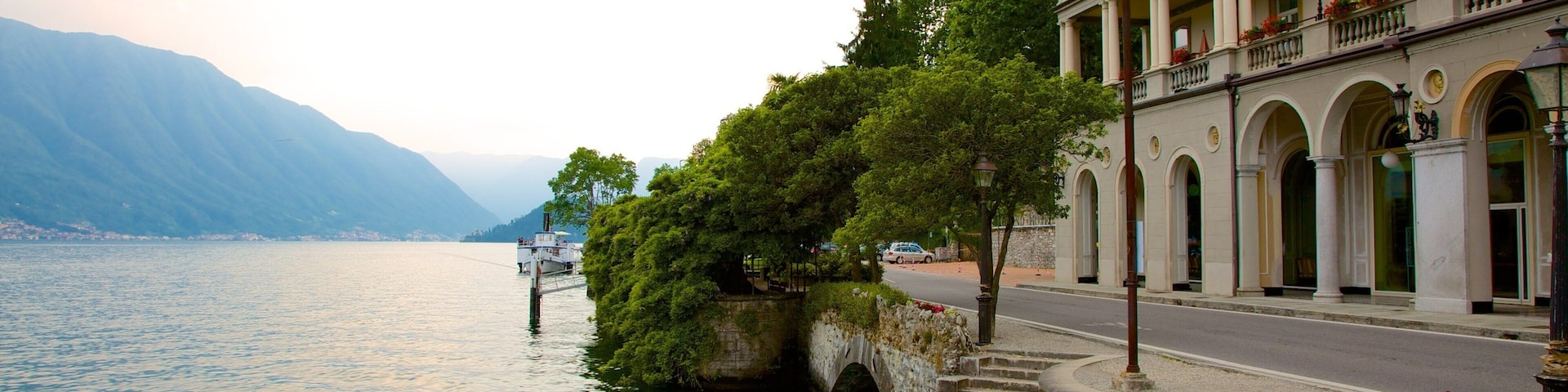 Tremezzo que inclui paisagens litorâneas, uma baía ou porto e uma cidade litorânea