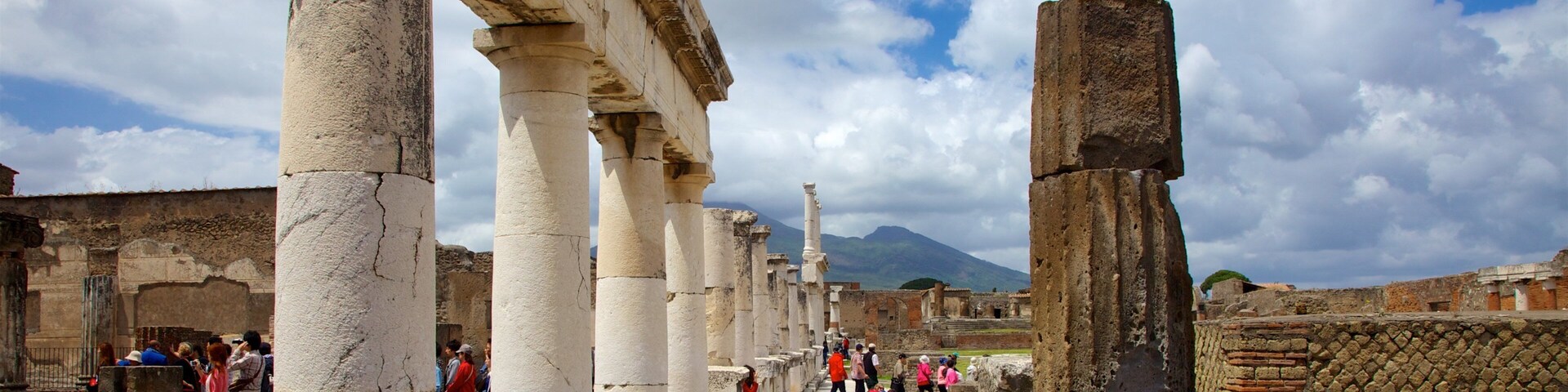Pompeii showing heritage architecture and a ruin