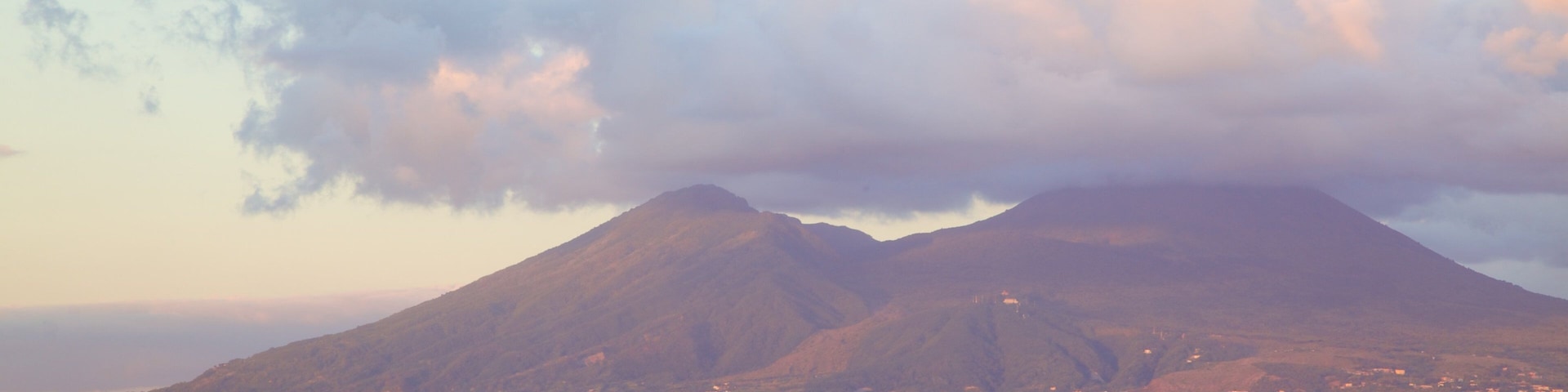 Monte Vesúvio - Pompeia que inclui montanhas, uma cidade e paisagens litorâneas