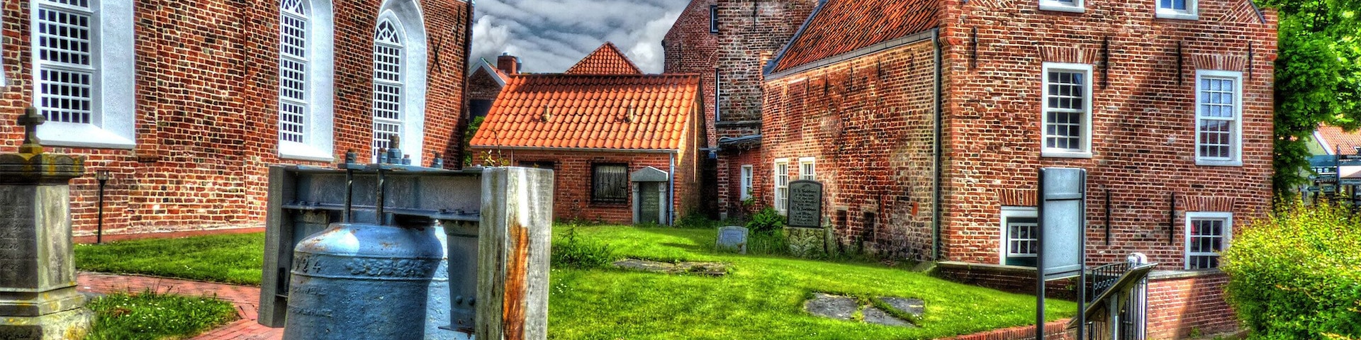 Neue Glocken im Glockenturm, alte Glocke auf dem Friedhof von Greetsiel !