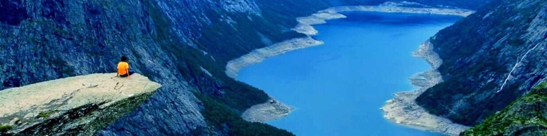 An ardous 22km walk to and fro, in rain, mud, snow, blizzard and with 2 set of injured legs, just to behold this outworldly #blue vista and bring in my 30th. Known as Trolltunga or the "Troll's tongue", this rock formation is perched precariously 700m (2300 ft) over lake Ringedalsvatnet in Odda district of Norway. The only way to reach is walk, walk and more walk #adventureofalifetime #hiking #Norway #wonder #bleedblue
