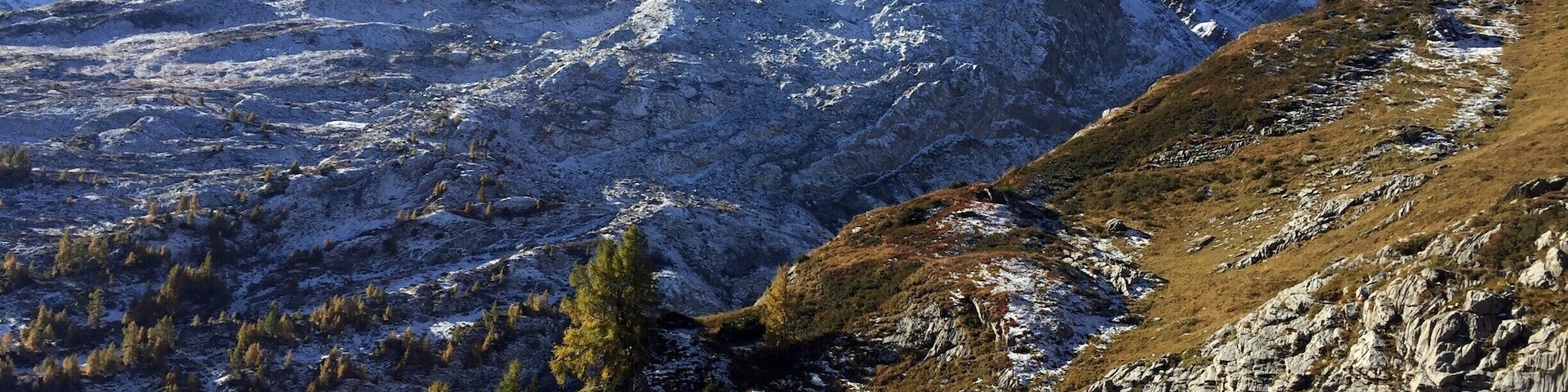 Beautiful autumn view on the way to the Pas de Cheville from the Derborence lake.
Count about 2 hours from Derborence to the Giacomini Refuge.
Enjoy a walk in a natural park with no ski lifts and a great widlife.
#Hiking #Mountain #Lifeatexpedia #Naturalpark #Valais #Switzerland