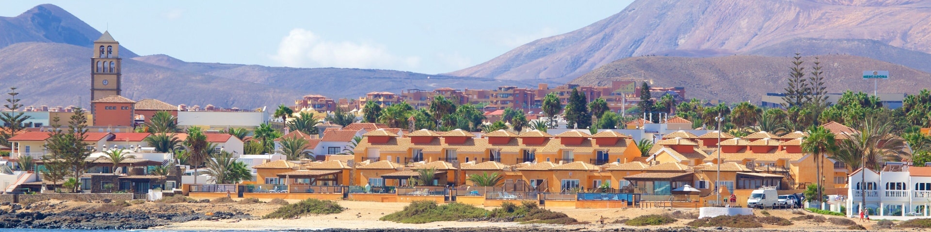 Corralejo caracterizando uma cidade litorânea, paisagens litorâneas e montanhas