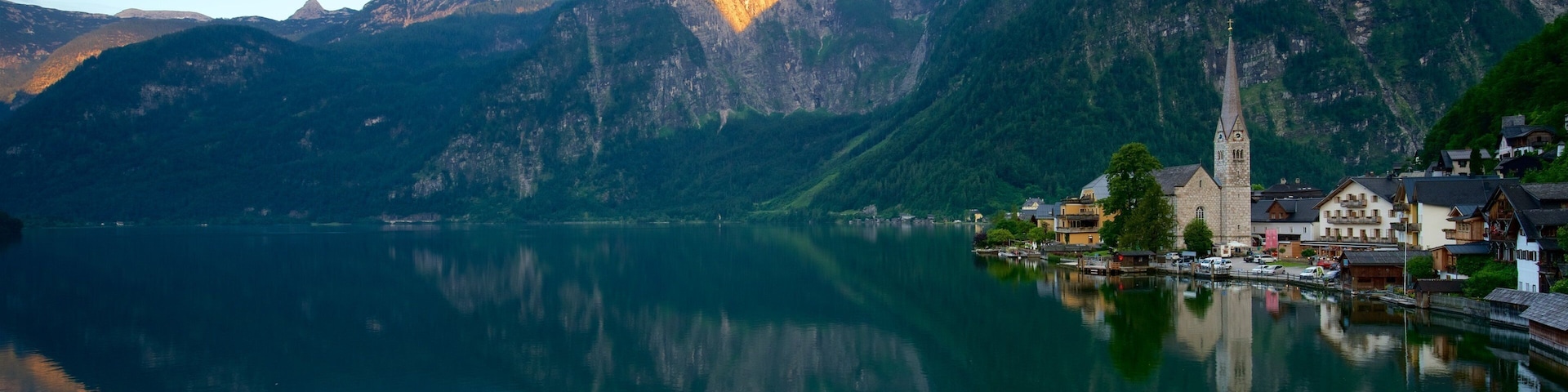 Alta Áustria mostrando montanhas e um lago ou charco