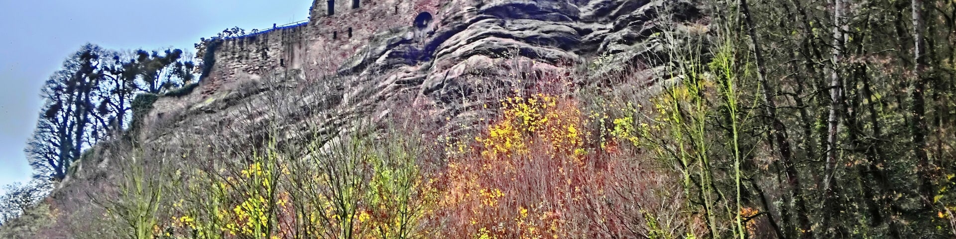 Burg Hardenberg (Nörten-Hardenberg)Die Burg wurde durch das Erzbistum Mainz gegründet, um zwei Handelswege zu überwachen. Um 1101 wurde die befestigte Anlage erstmals als "Vestes Haus" beurkundet.