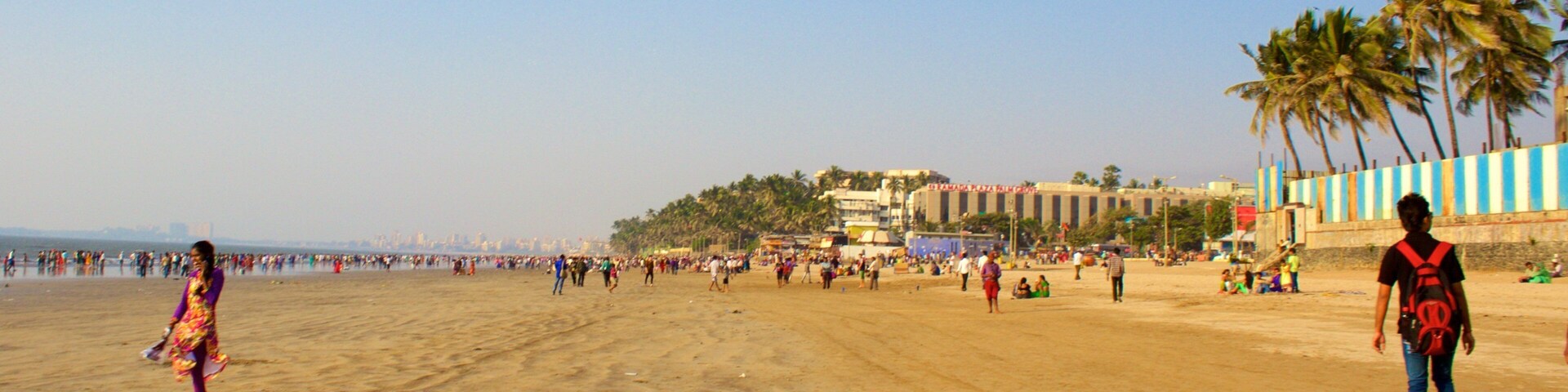 Juhu Beach which includes general coastal views as well as a large group of people