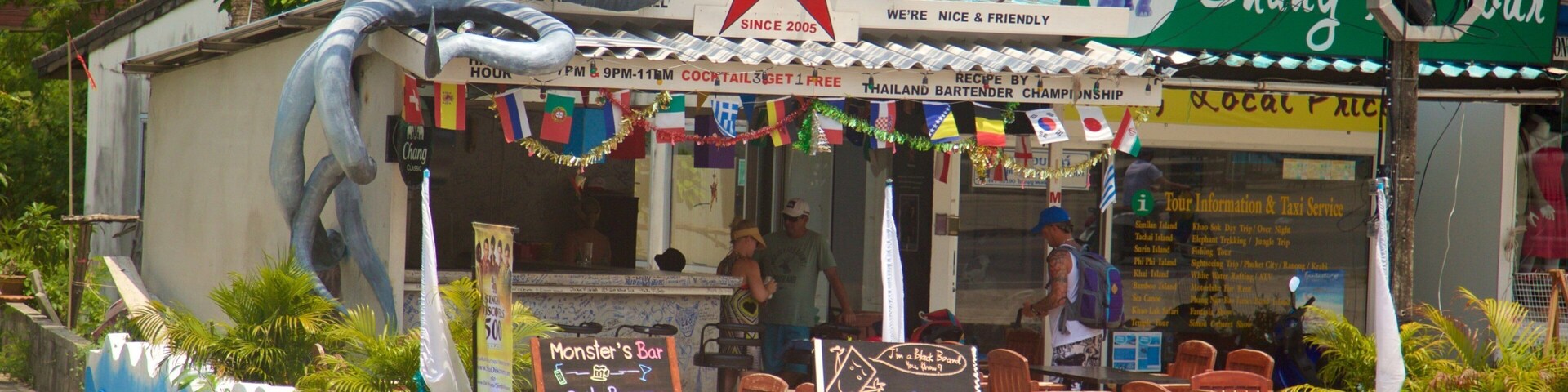 Khao Lak caracterizando um bar e uma cidade pequena ou vila