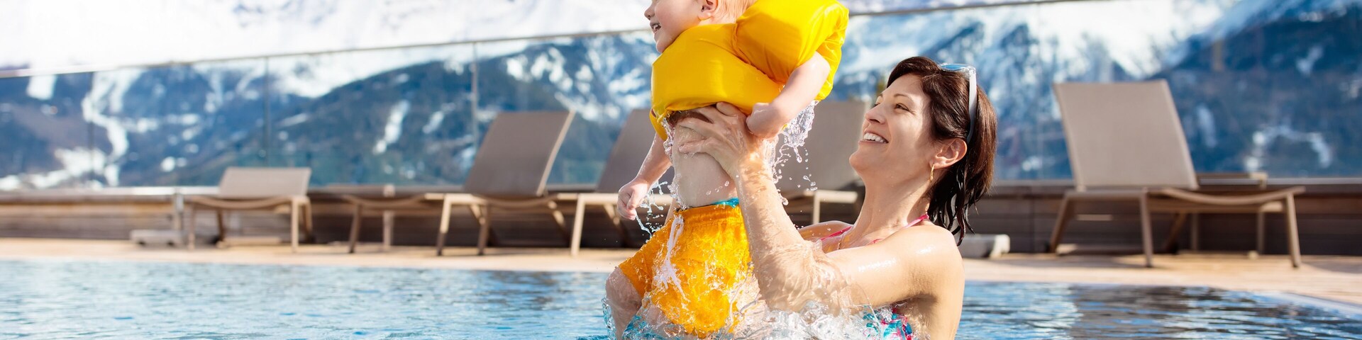 Piscina com montanhas ao fundo.