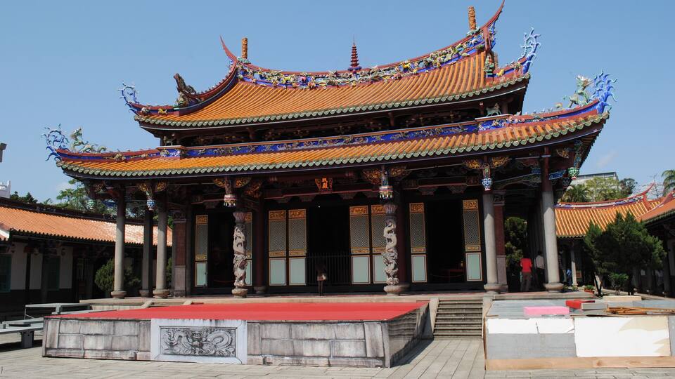 Um edifício tradicional chinês com telhados e colunas ricamente decorados.