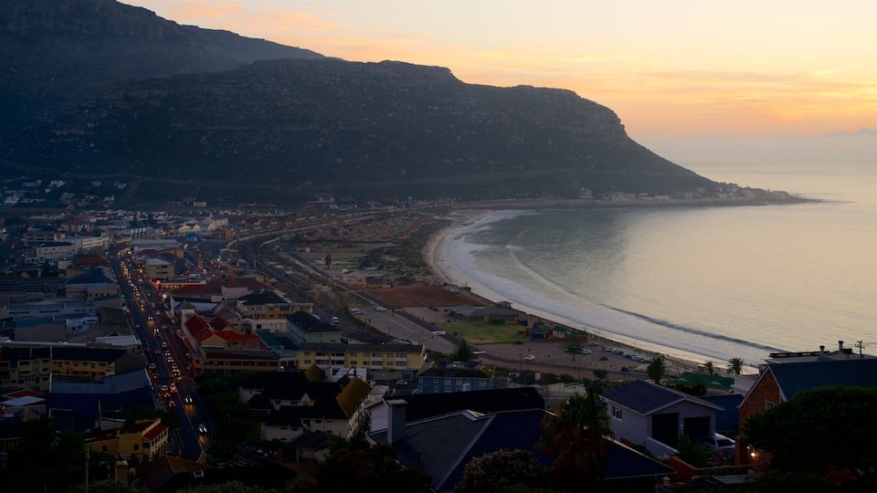 Fish Hoek caracterizando um pôr do sol, paisagens litorâneas e paisagem