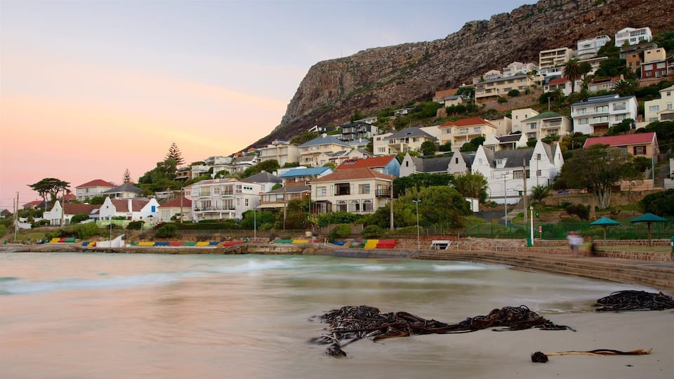 Fish Hoek que inclui uma praia, paisagens litorâneas e um pôr do sol