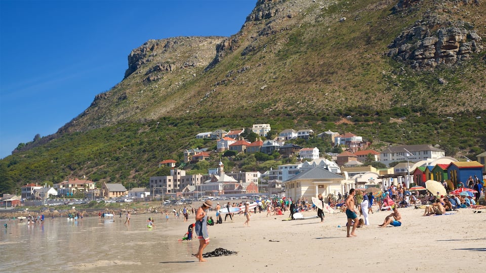 Muizenberg que inclui uma praia, uma cidade litorânea e paisagens litorâneas