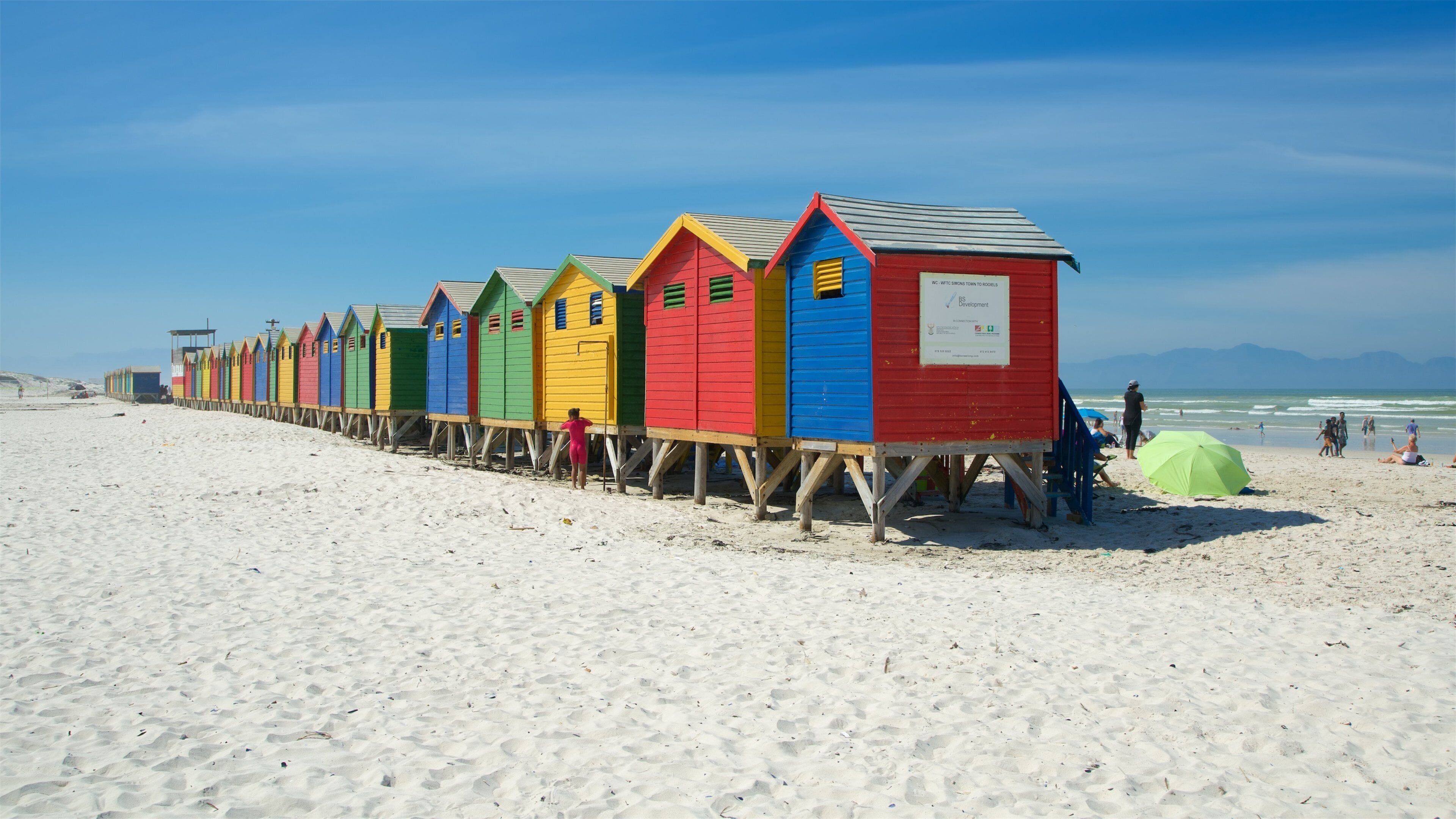 Muizenberg que inclui uma praia e paisagens litorâneas