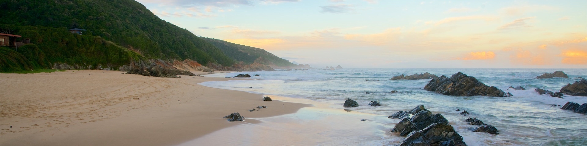 Keurboomstrand caracterizando paisagens litorâneas, uma praia de areia e litoral acidentado