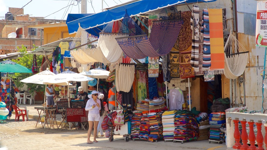 Mercado com tecidos coloridos e guarda-chuvas.