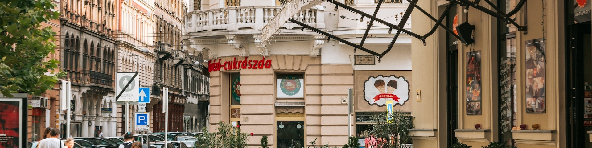 Ferenc Liszt Square showing street scenes, cafe scenes and a city