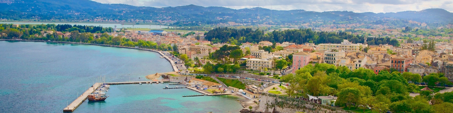 Cidade de Corfu caracterizando uma baía ou porto e uma cidade litorânea