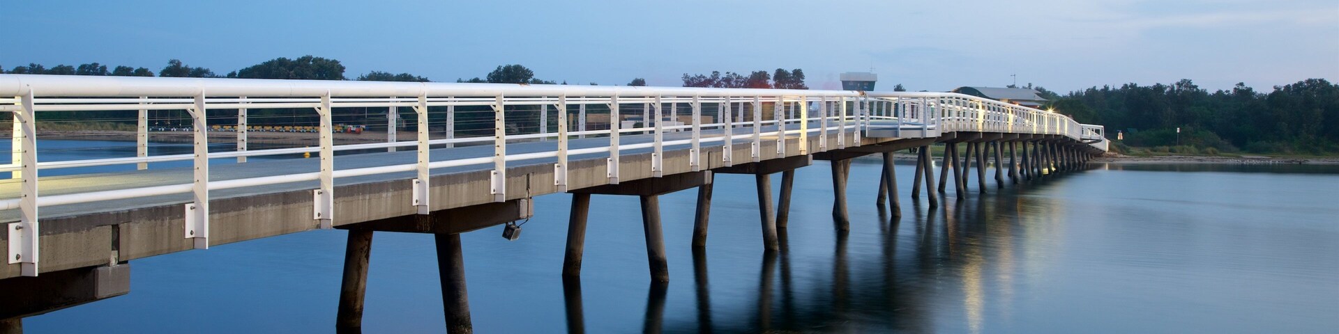 Gippsland que inclui uma baía ou porto, uma ponte e um pôr do sol