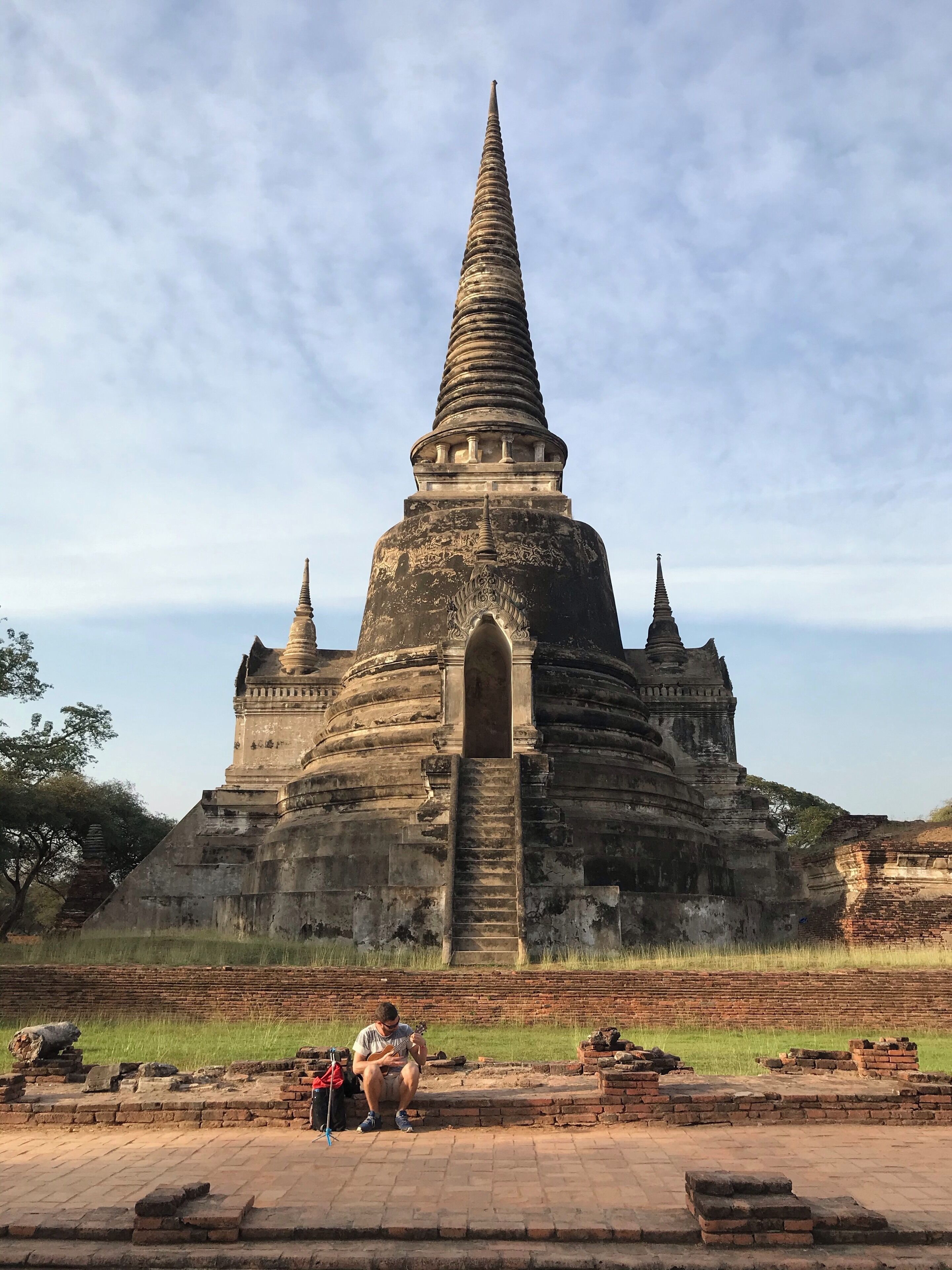 Um templo antigo e imponente de pedra, com telhado cônico e uma entrada central.