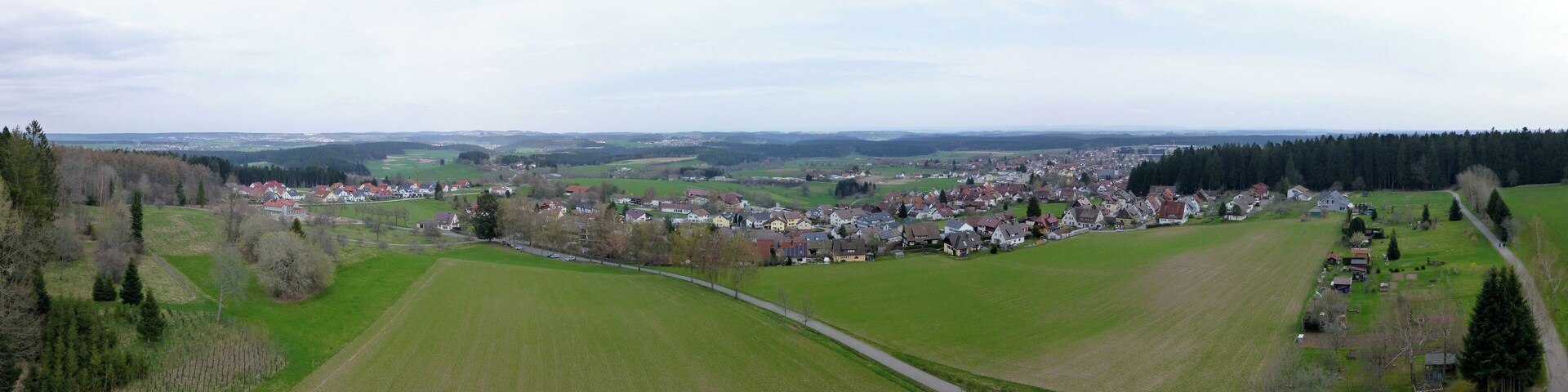 Panoramafoto vom Vogteiturm mit Blick nach Osten auf Loßburg; halbrechts am Horizont die Schwäbische Alb