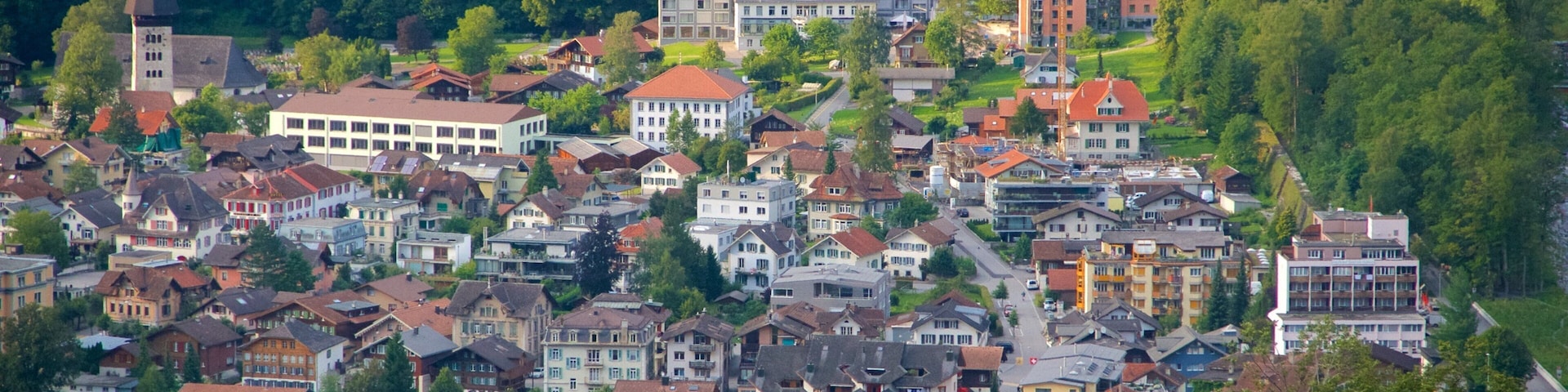 Alpes Berneses caracterizando uma cidade pequena ou vila
