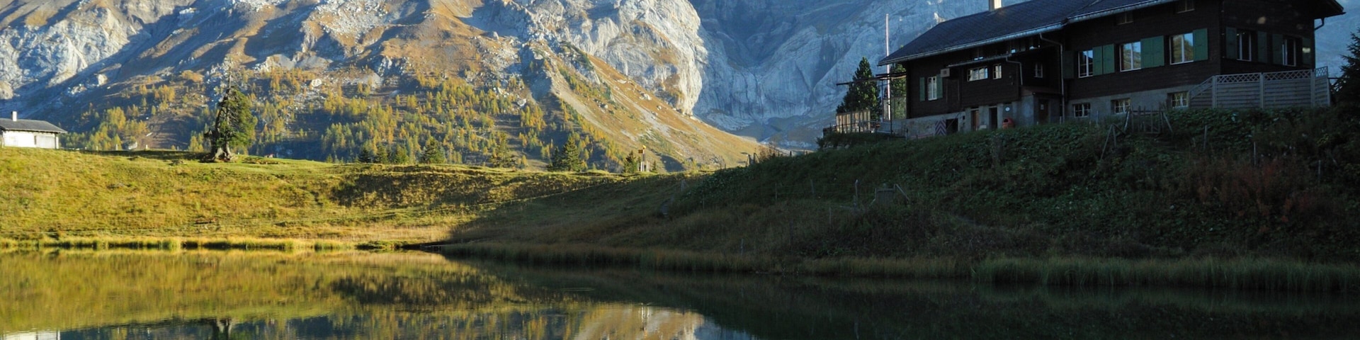 Les Diablerets showing a house, mountains and a lake or waterhole