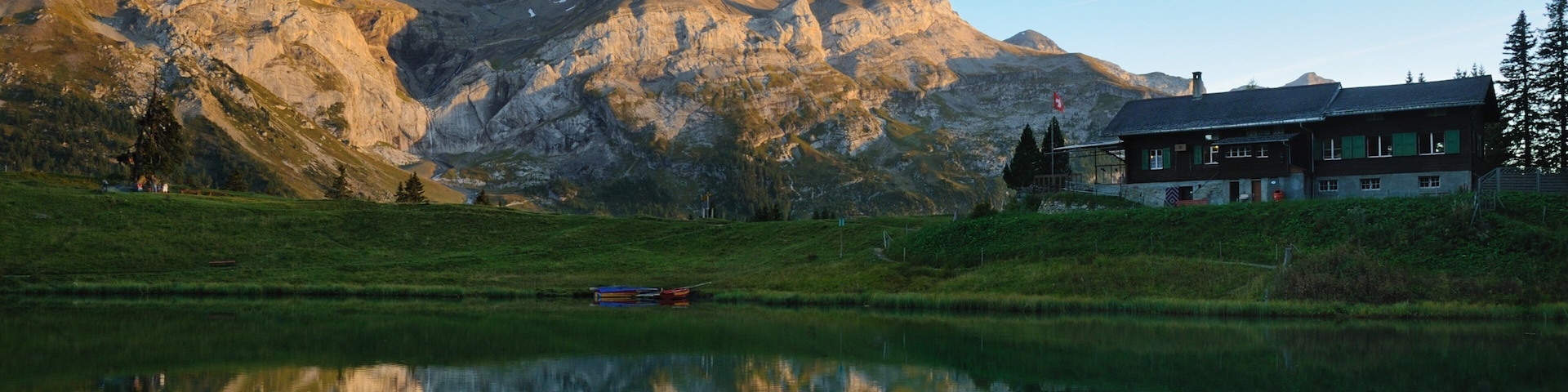 Les Diablerets caracterizando montanhas, um lago ou charco e uma casa